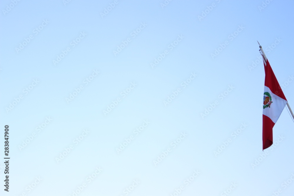 Bandeira do Peru com céu azul Stock Photo | Adobe Stock