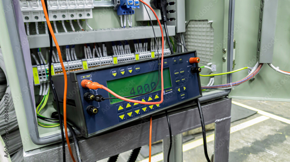Foto Voltage source calibrator device measure control panel in factory ...