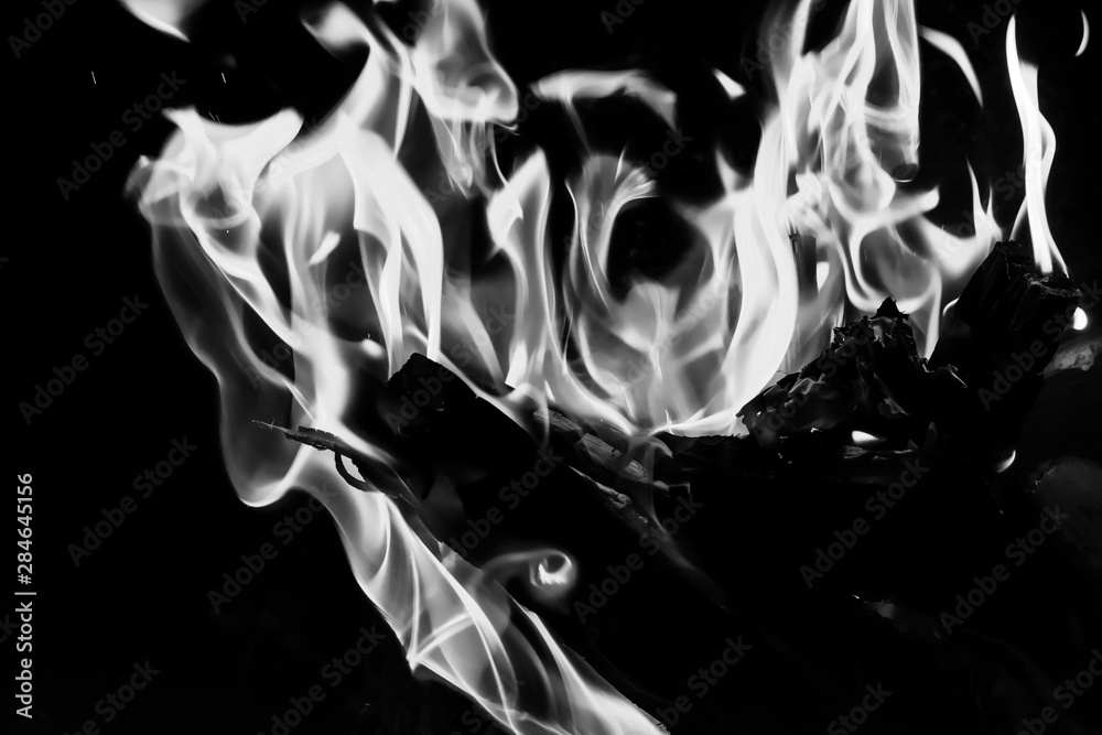 Foto de Stock llamas de fuego en blanco y negro en movimiento en un ...