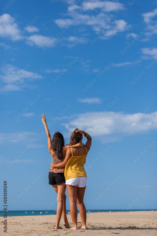 Complicity moment beetwen two girls best friends at the beach ...
