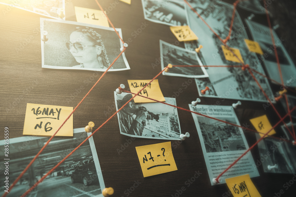 Stock-Foto „Detective board with photos of suspected criminals, crime ...