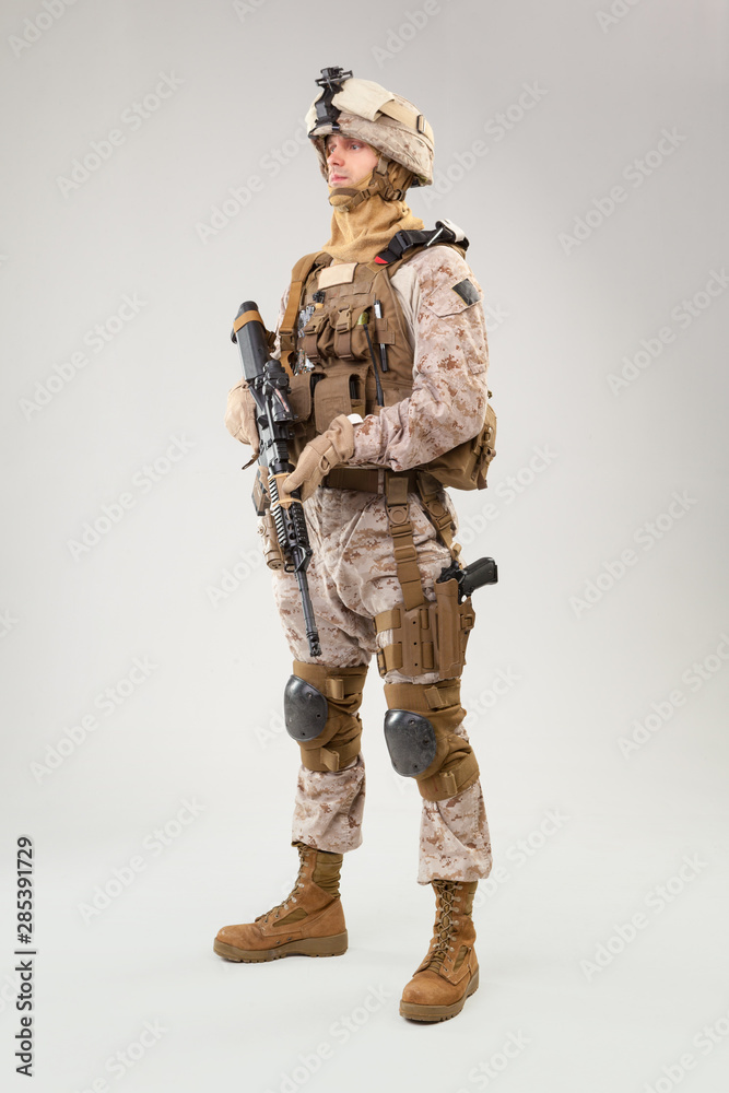 Foto de Stock Studio shoot of modern infantry soldier, U.S. marine ...