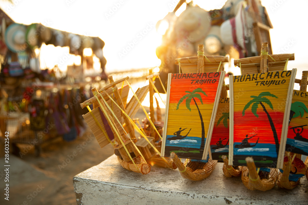 caballito de totora y souvenir para turistas en playa Huanchaco ...