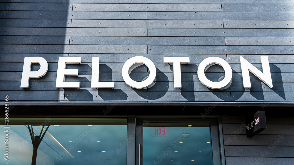 Foto de Stock August 28, 2019 Palo Alto / CA / USA - Peloton store sign ...