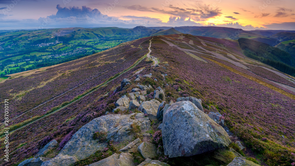 Heather and sunset over the Hope Valley from Win Hill in the Peak ...