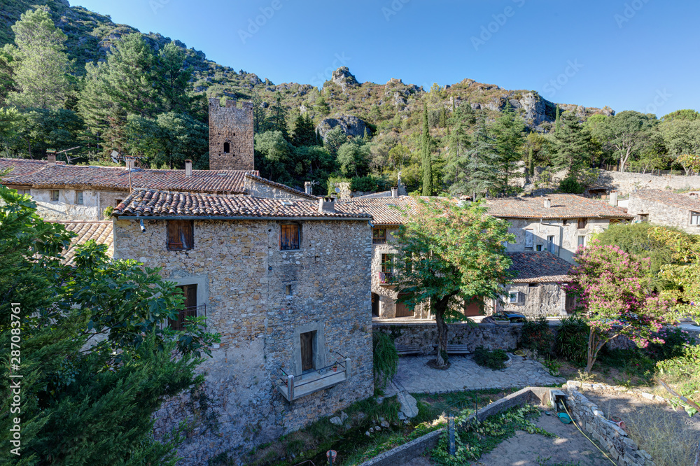Village de Saint-Guilhem-le-Desert avec sa magnifique abbaye - Herault ...