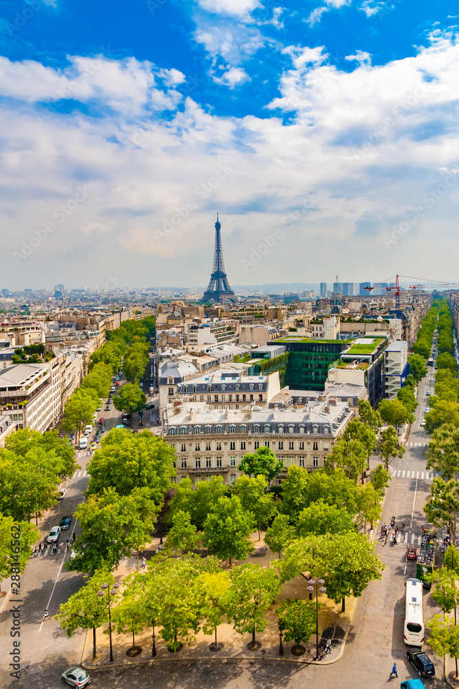 Foto Lovely aerial portrait view of the Paris cityscape on a nice sunny ...
