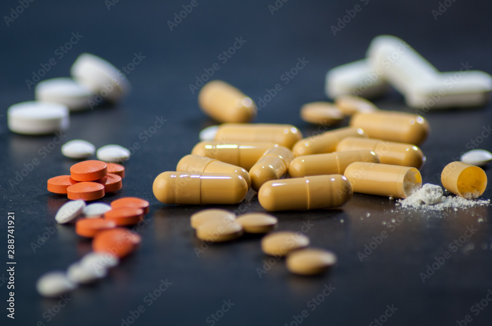 Variedad de pastillas, antibióticos, anti-inflamatorios, tratamientos ...