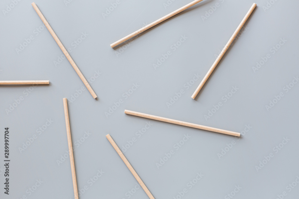 Foto de Stock eco natural paper straws flat lay on gray background ...