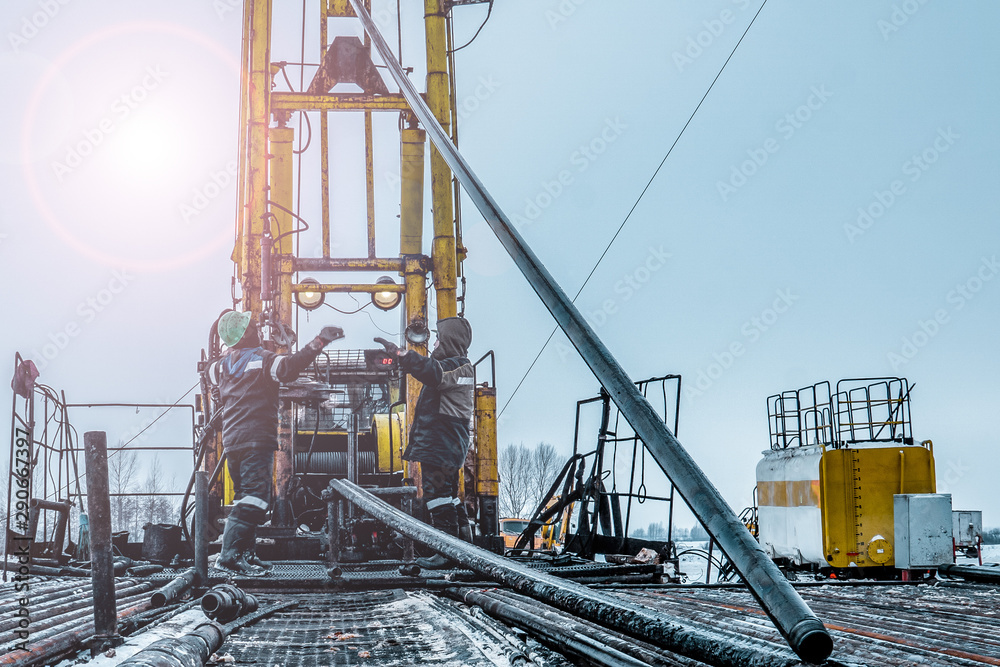 Stock-Foto „Offshore oil rig worker prepare tool and equipment for ...