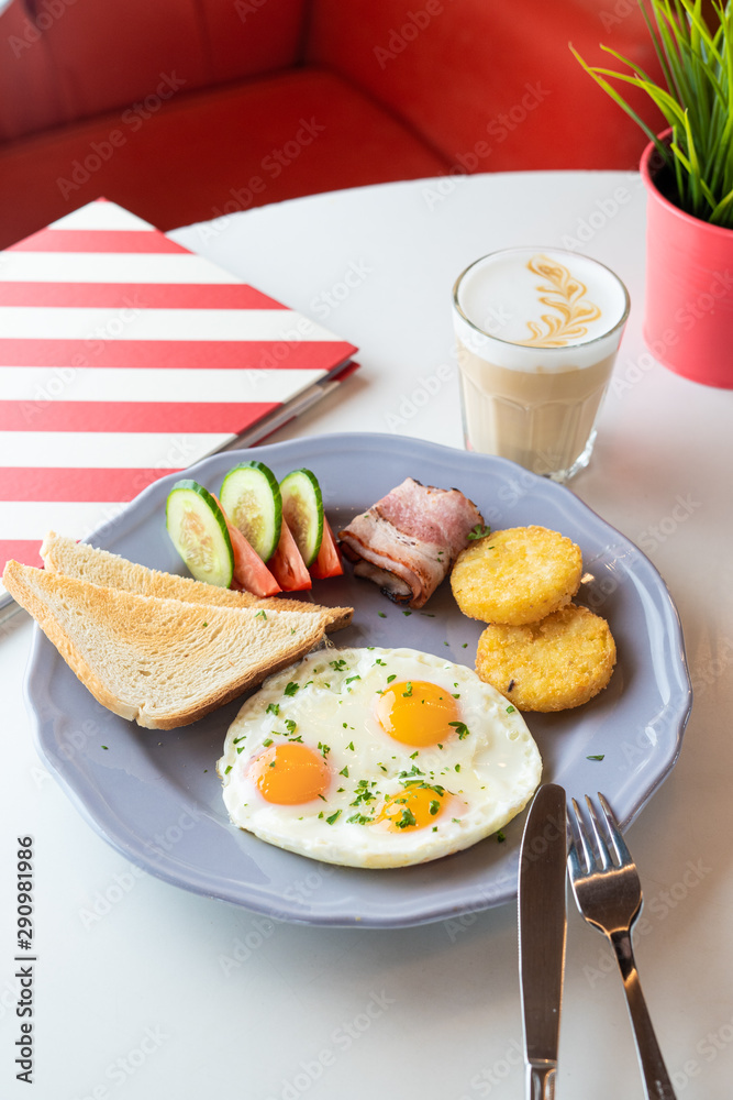 Traditional british breakfast with fried egg, wheat crunchy toasts ...