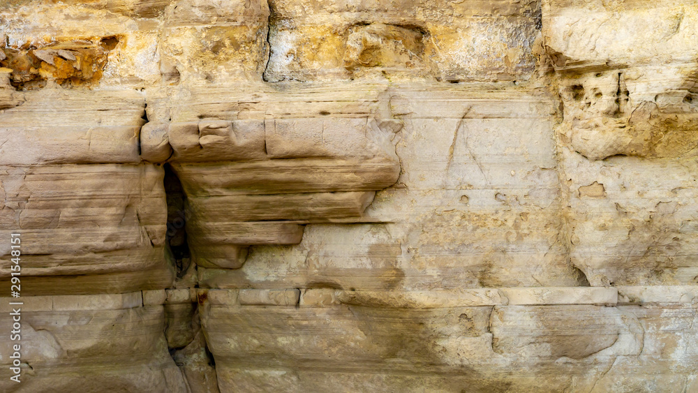 Foto de Stock Rocky cliff face which shows the levels of limestone that ...