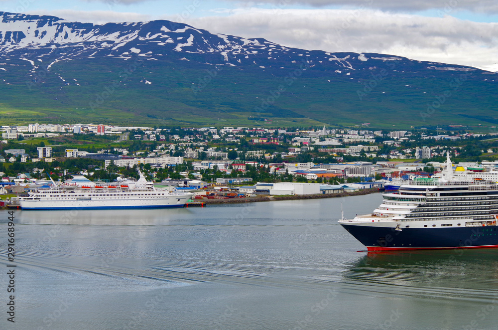 Foto Kreuzfahrtschiffe Cunard Queen Victoria und Passat MS Delphin im ...