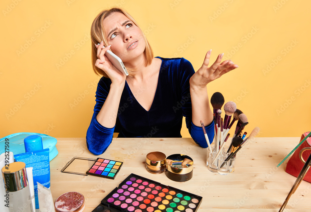 Stock-Foto „Portrait of dissatisfied young blonde female model talking ...