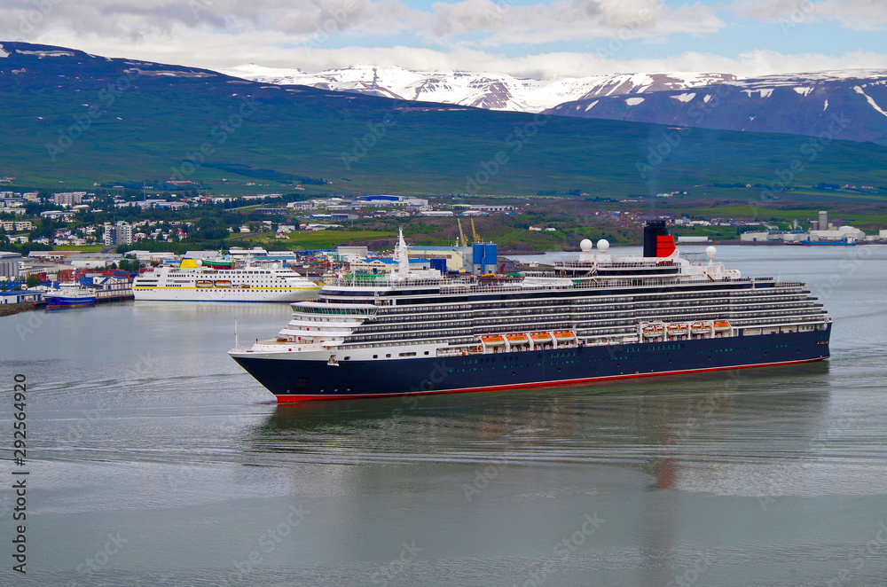Kreuzfahrtschiffe Cunard Queen Victoria und Plantours Kreuzfahrten MS ...