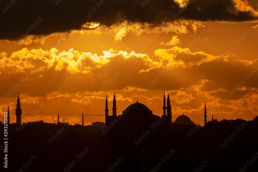 Foto de Stock Cityscape of Istanbul with silhouettes of ancient mosques ...