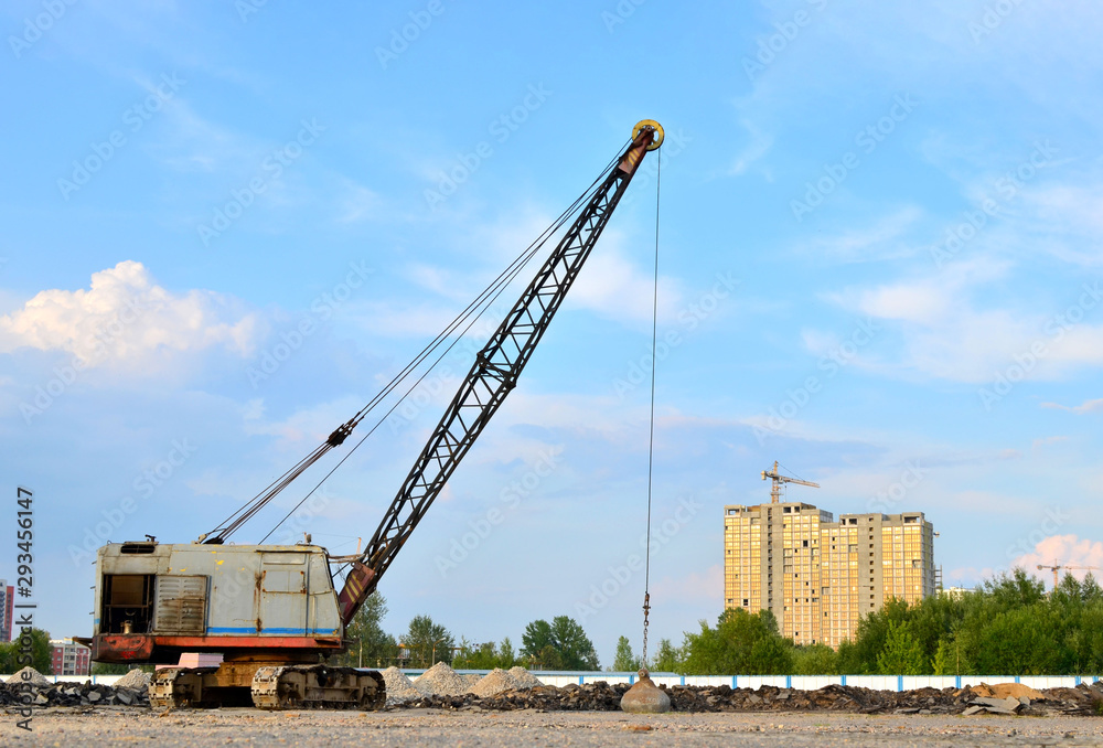 Foto de Stock Large crawler crane or dragline excavator with a heavy ...