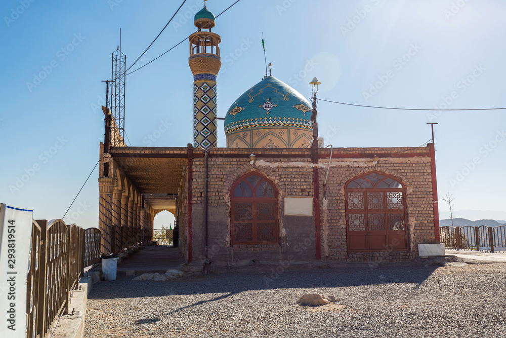 Foto A mosque Prophet Khidr or Khezr Temple with a blue mosaic dome and ...