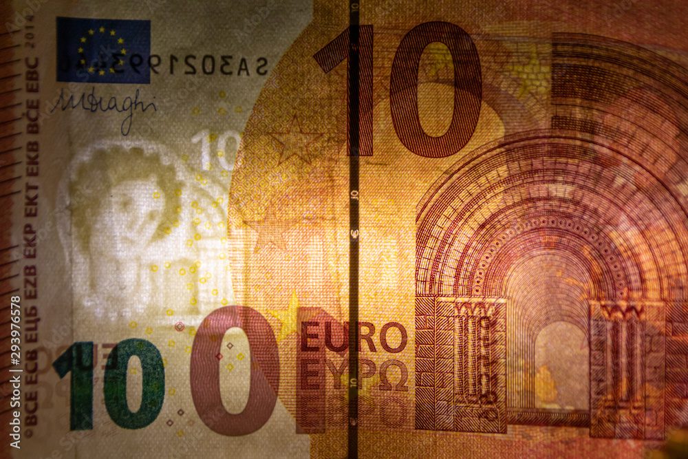 10 EURO-Schein mit Hintergrundbeleuchtung zeigt die Sicherheitsmerkmale ...