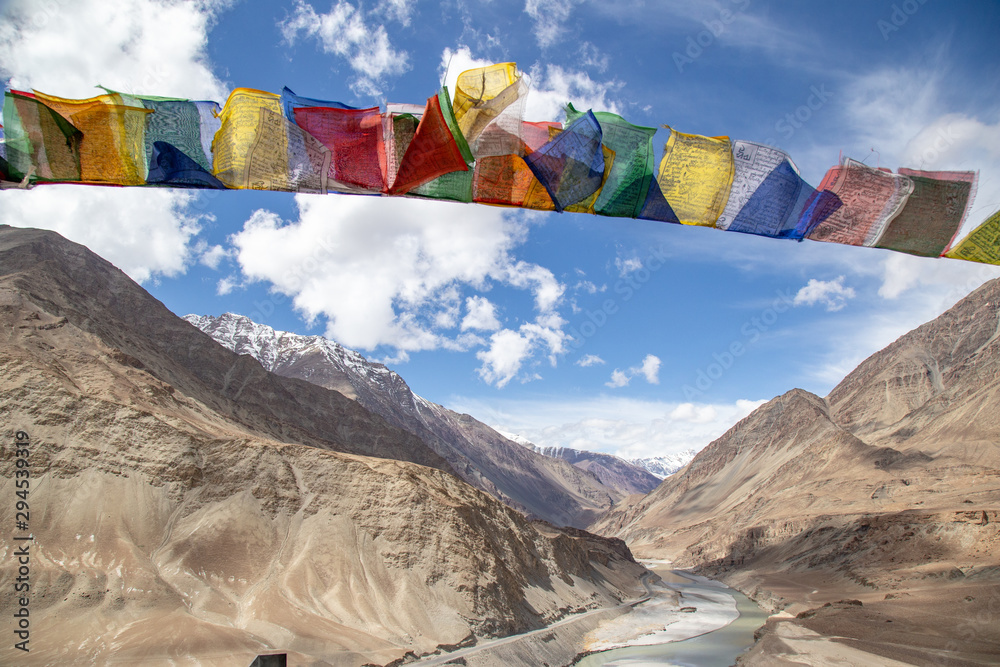 ภาพถ่าย Stock Tibet Prayer flag in Indus valley,Lah, India. Indus ...