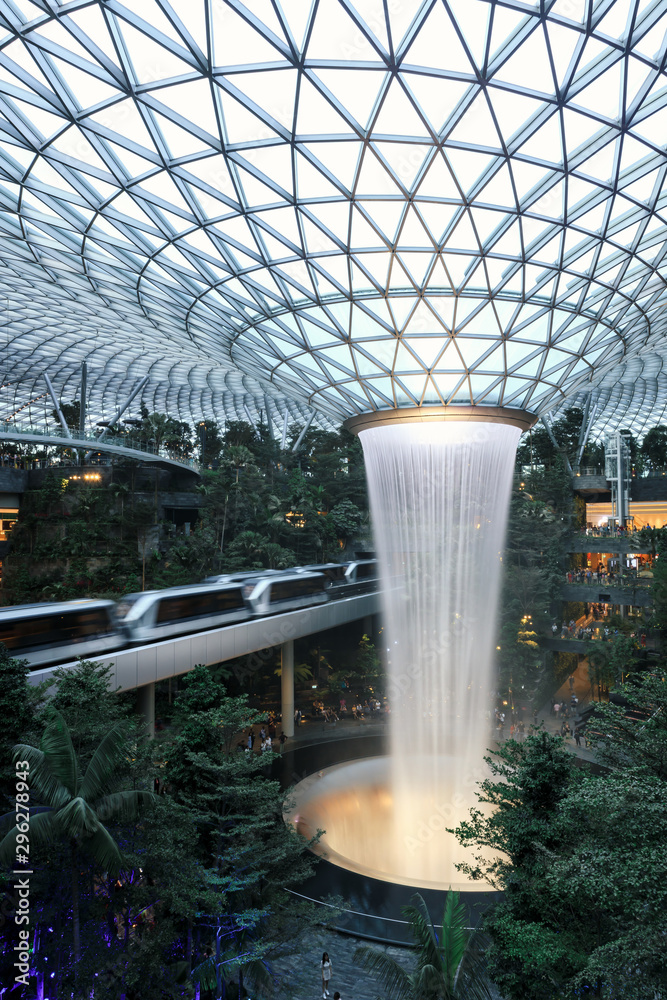 Foto de Stock SINGAPORE-MAY 22, 2019_The HSBC Rain Vortex, the world's ...