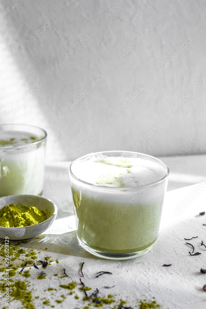 Herbata matcha latte z mlekiem Stock Photo | Adobe Stock