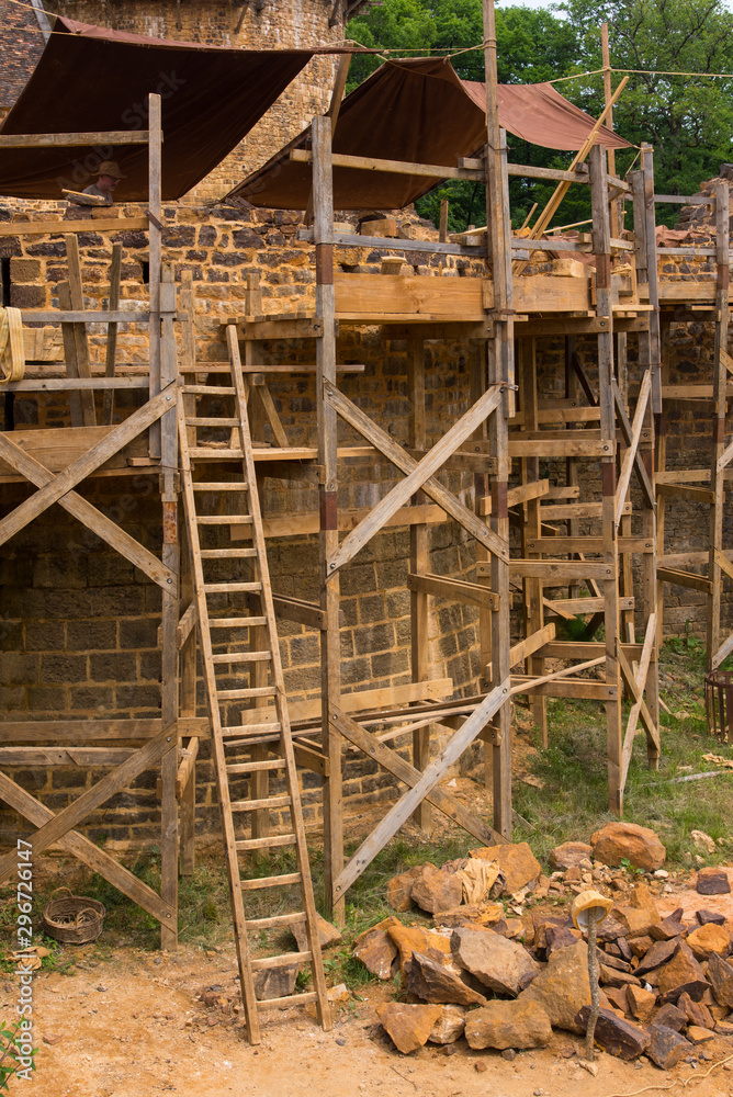 Château de Guédelon. Construction d'un château fort. Des échafaudages ...
