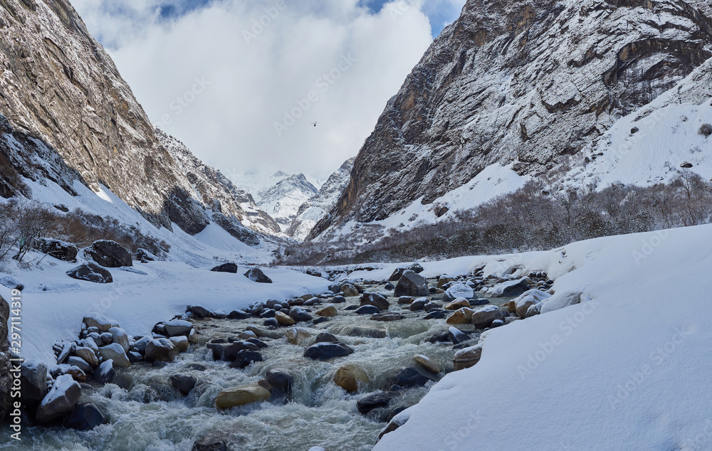 ภาพถ่าย Stock Modi Khola river on the way from Deurali to Machapuchare ...