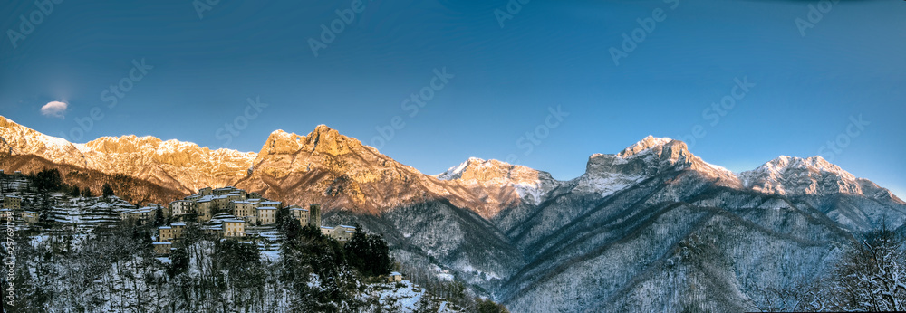 Pruno little village in the apuan alps in tuscany, snowy day with ...
