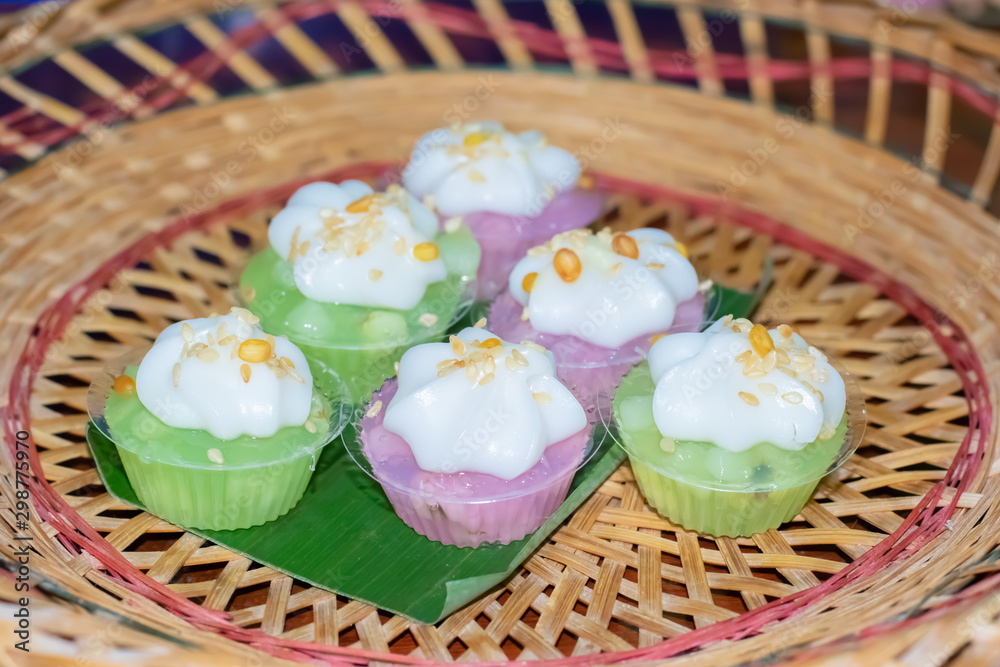Thai Desserts(Ka-hnom Leum-Kleun) Mung Bean Flour in Jelly topping with ...