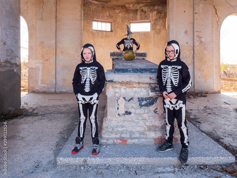 Foto Children and their mother in carnival costumes celebrate Halloween ...