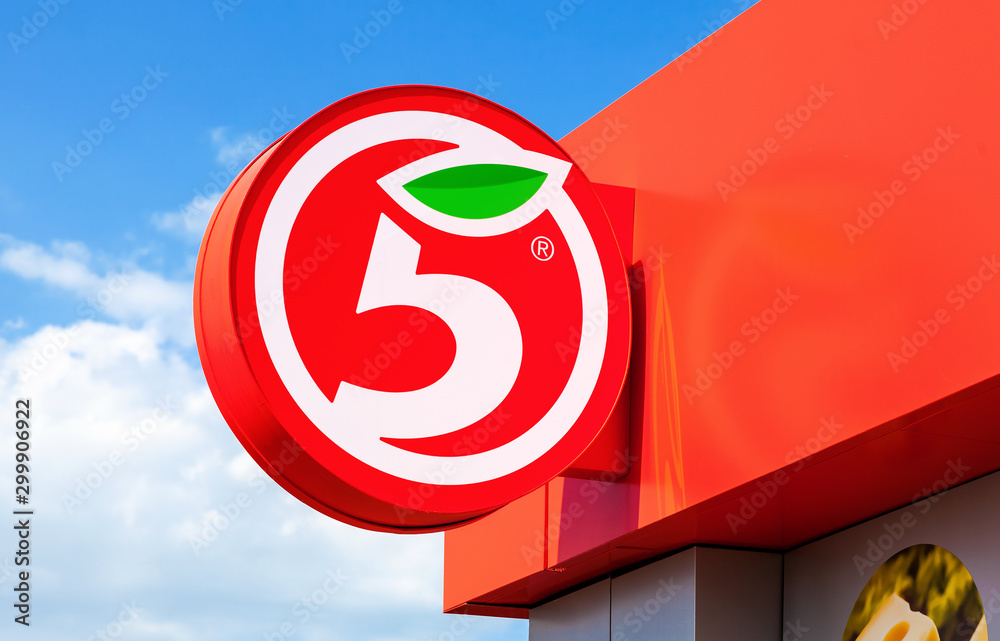 Logo of russia's largest retailer Pyaterochka against the blue sky ...