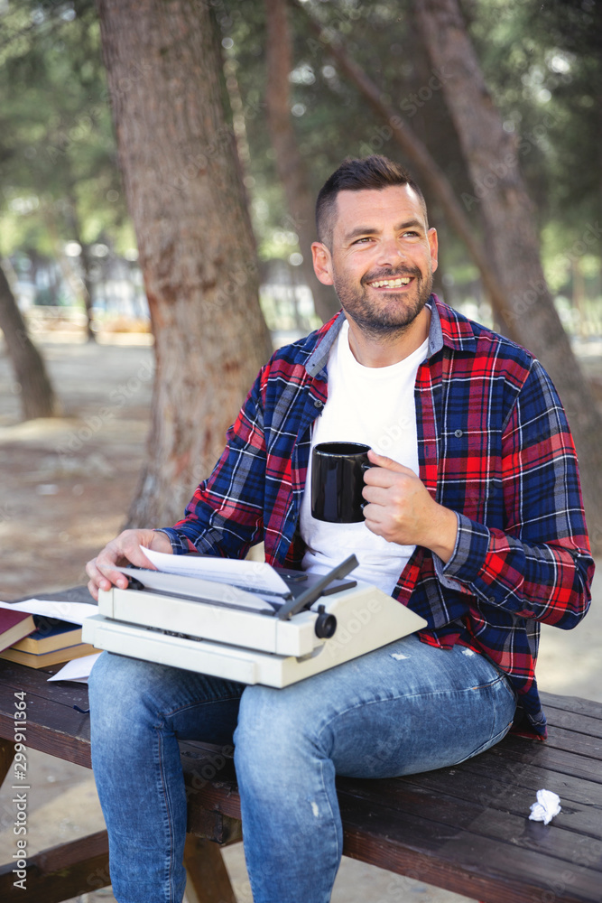 Escritor Escribiendo Un Libro