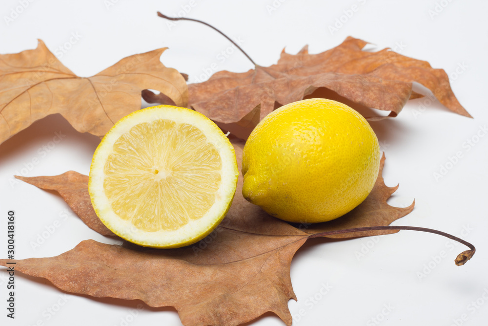Foto de Stock El limón es una fruta de sabor ácido, con muchas ...