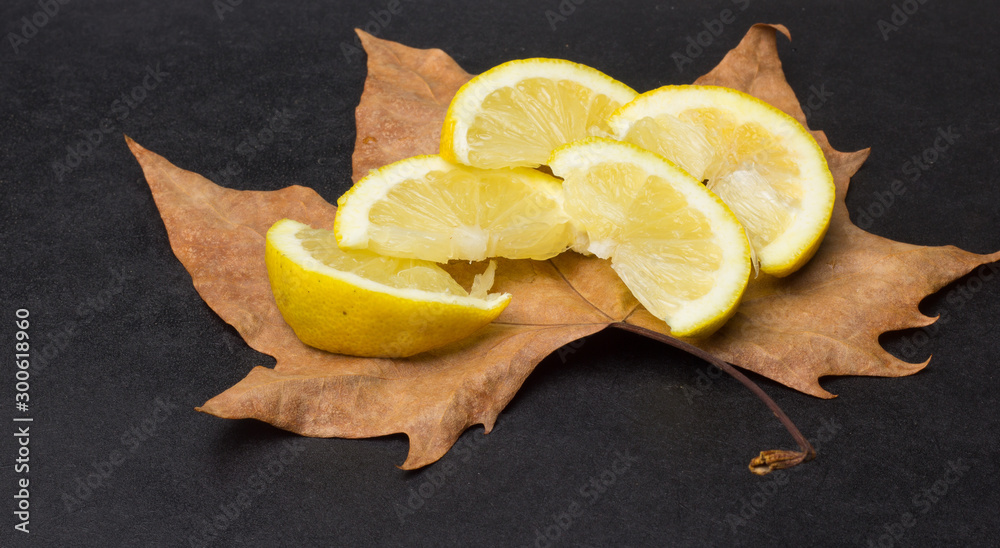 El limón es una fruta de sabor ácido, con muchas vitaminas, vitamina C ...