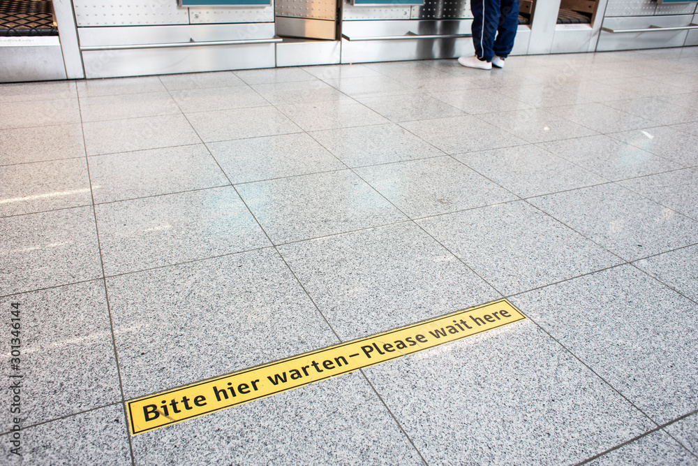 Wartelinie, Bitte hier warten, Please wait here, Abstand halten Stock ...