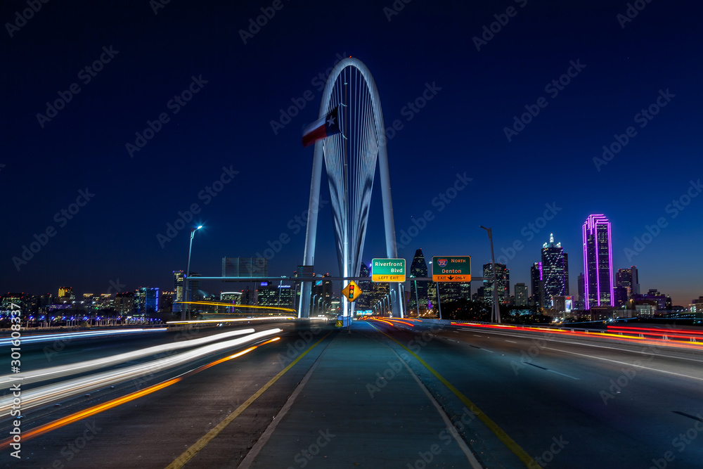 Foto Dallas skyline w/traffic at night do Stock | Adobe Stock