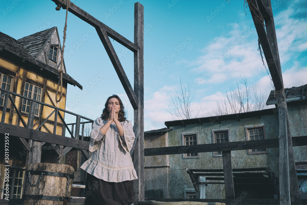 Foto de Stock Girl prays near the gallows and the scaffold with ...