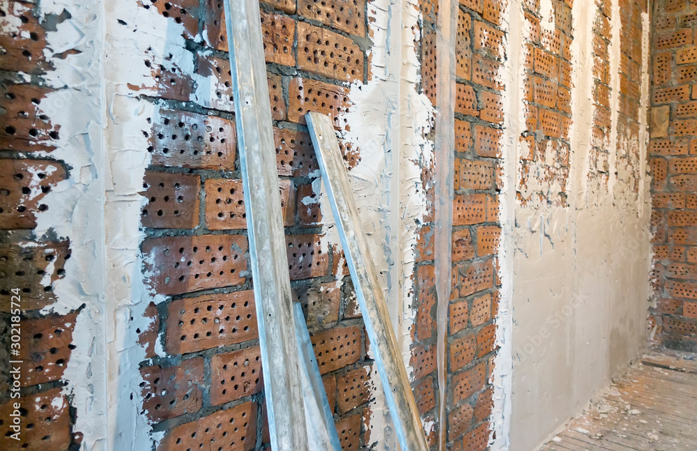 Stock-Foto „Repairs. Brick wall with mortar guide strip, partially ...