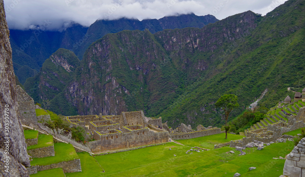 Foto Machu Picchu, the magical and mystical Inka ruins in the Peruvian ...