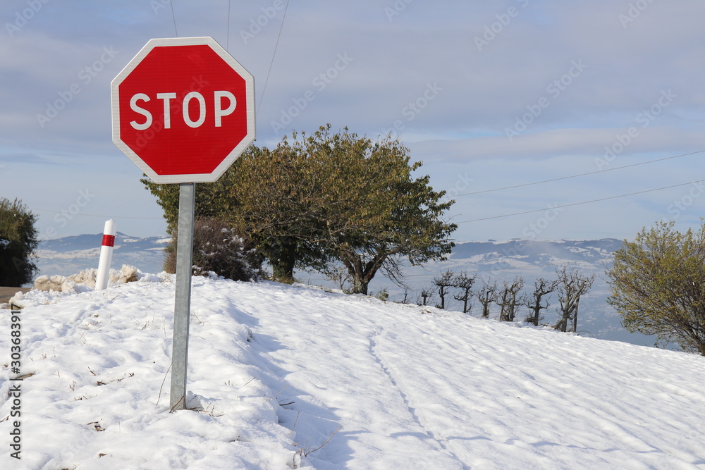 Panneau STOP - panneau de signalisation routière sur fond de paysage ...