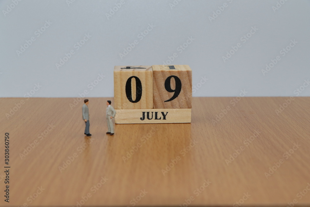 July 9, a calendar photo from the wood The table top consists of a book ...