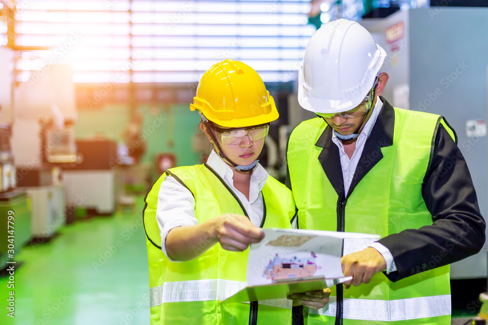 Businessman or engineers are training new employees In industrial ...