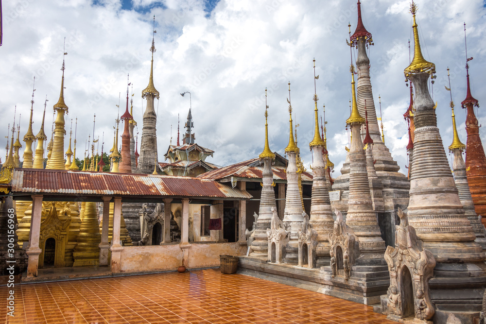 Shwe Inn Dain Pagoda, Inle lake, Myanmar. Ancient Inn Dain complex ...