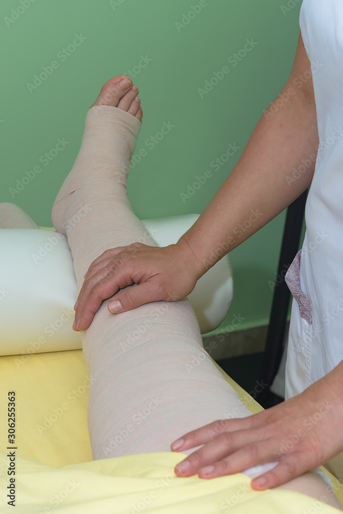 Lymphedema management: Wrapping leg using multilayer bandages to ...