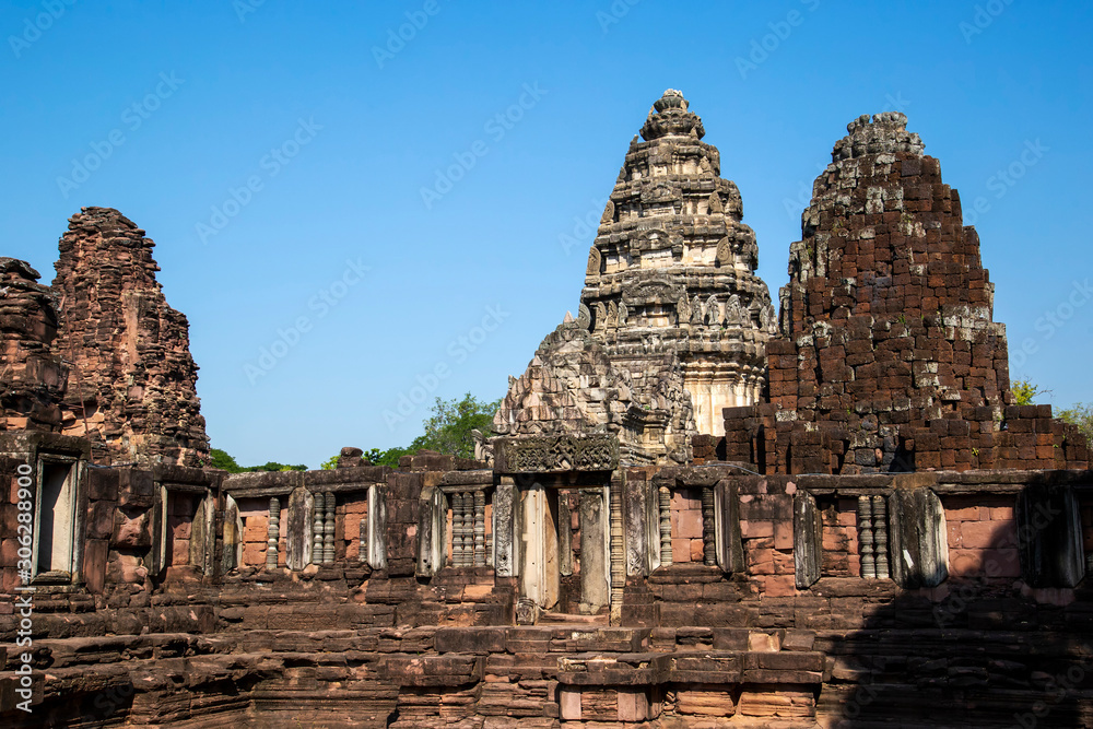 The Phimai castle historical park is the largest ancient Khmer ...