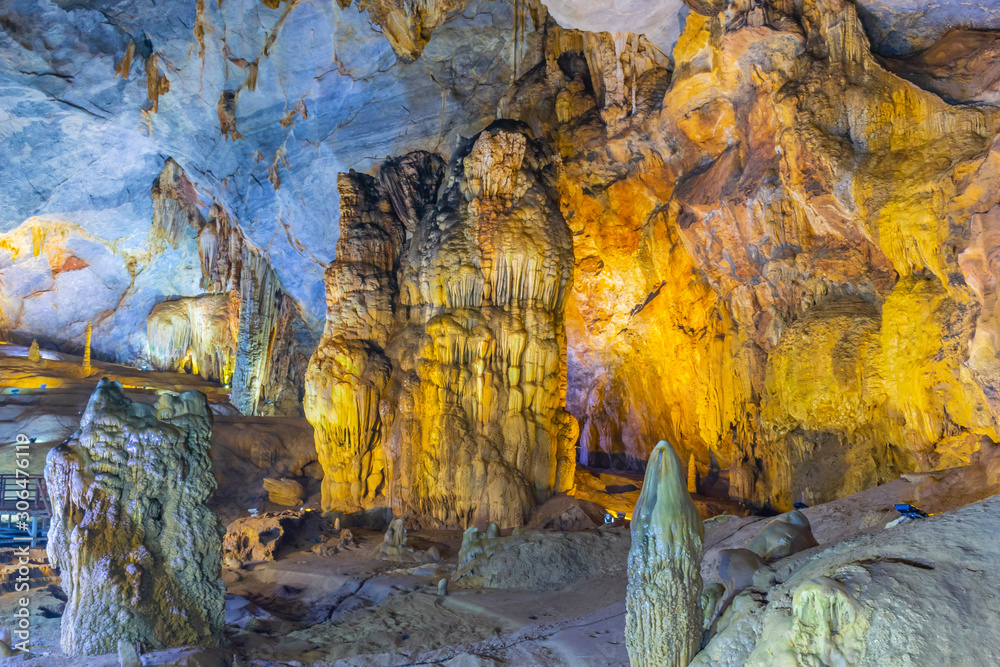 Amazing scenery of paradise cave (Dong Thien Duong) with beautiful ...