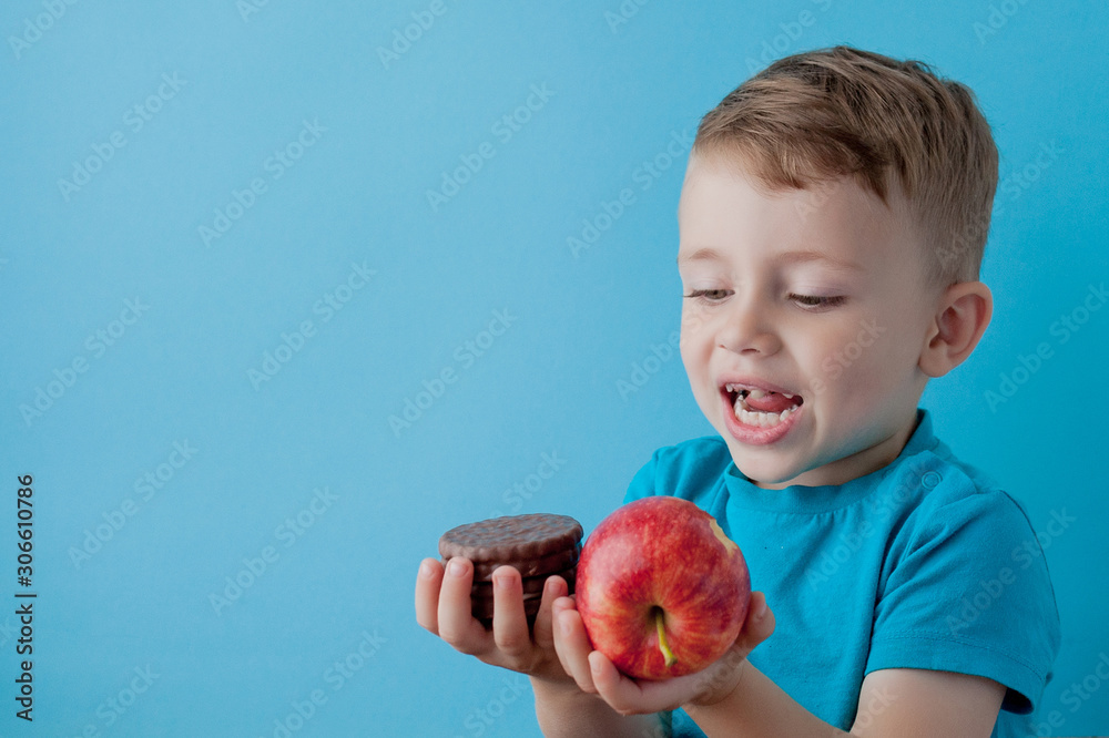 Foto de Stock Portrait happy, smiling boy choosing junk food. Healthy ...