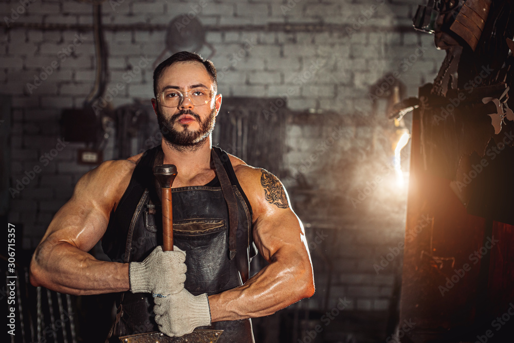 Foto de Stock strong powerful muscular man engaged in forging ...