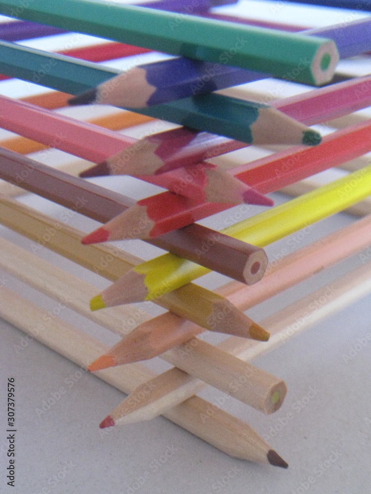 lápices de colores con puntas afiladas cruzadas colocados en aspa ...